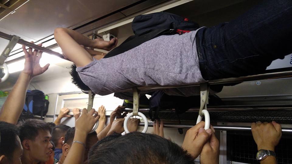 LOOK: What to Do Pag Siksikan sa Train | When In Manila