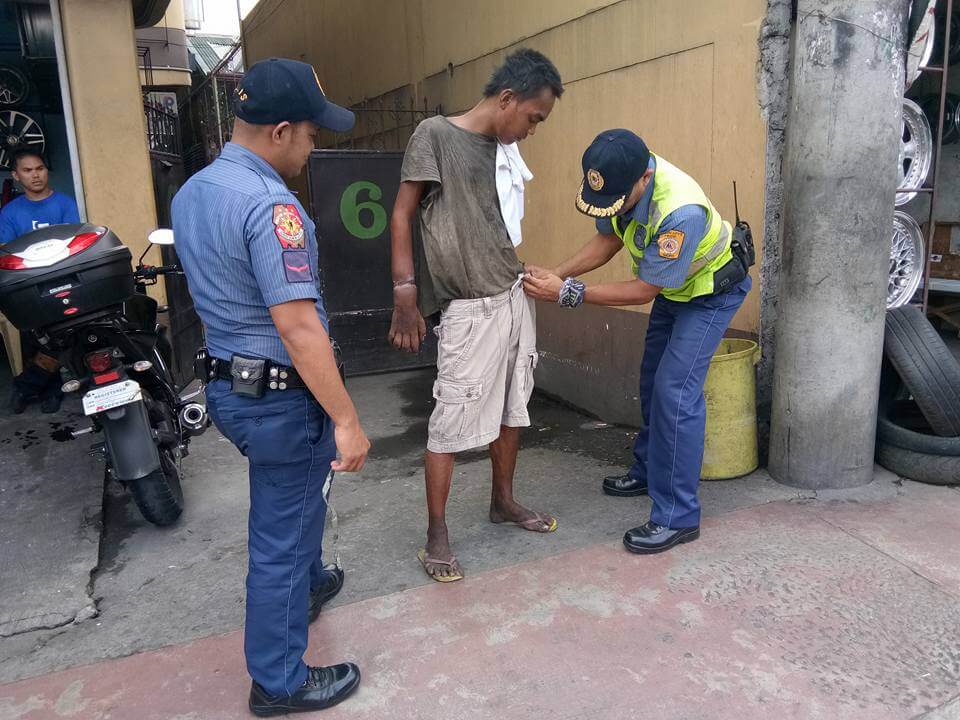 INSPIRING: Policeman Spotted Extending Help To A Homeless Man in QC ...