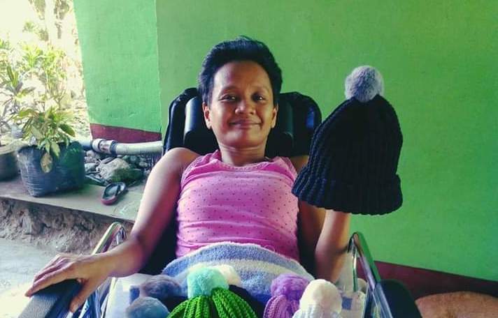 This Paralyzed Single Mom Earns a Living with Her Handmade Crafts ...