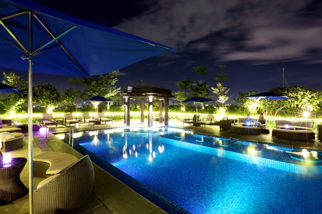 This Rooftop Alfresco Lounge is the Perfect Place to Spend the Weekend ...