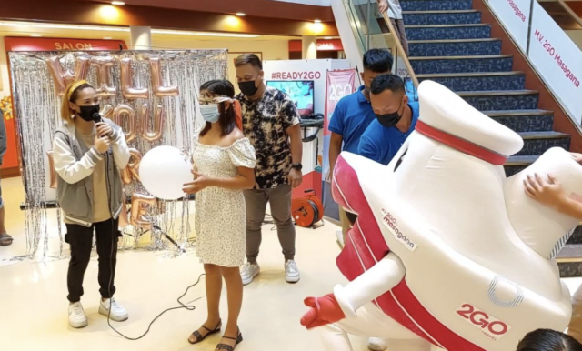 This Filipino Posed as a Ship Mascot Before Proposing to His Girlfriend ...